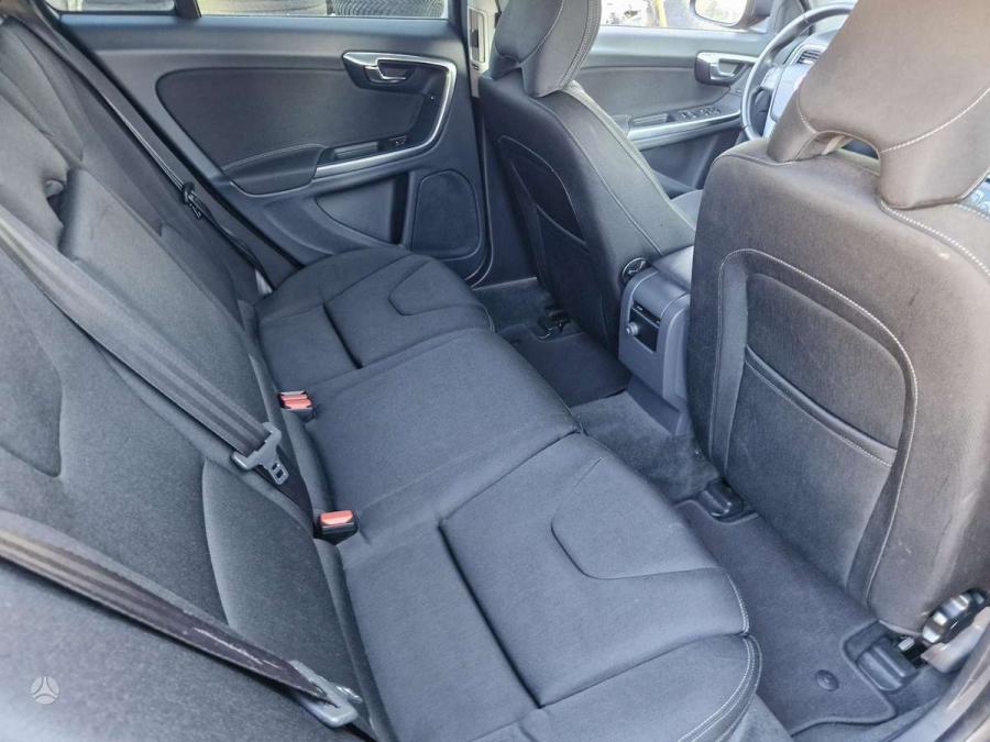 Grey Volvo V60 2014 in Vilnius, with an engine capacity of 2.40 L and mileage of 242 thousand km for 8900 €, photo 16 on AUTOMOTO.COM.LV
