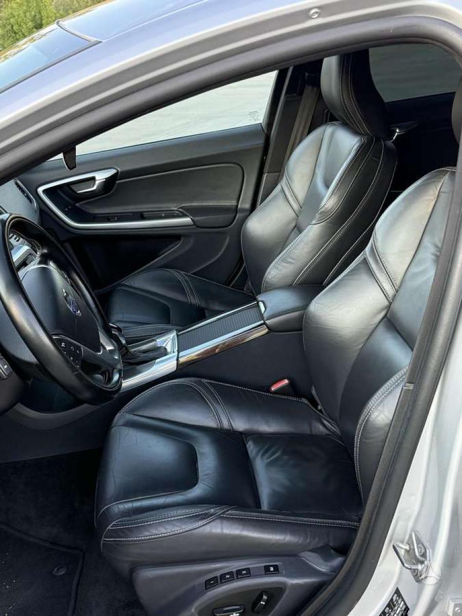 Pelēks Volvo V60 2014 Kauņa, ar dzinēja tilpumu 2.40 L un nobraukumu 335 tūkst. km par 6250 €, foto 13 vietnē AUTOMOTO.COM.LV