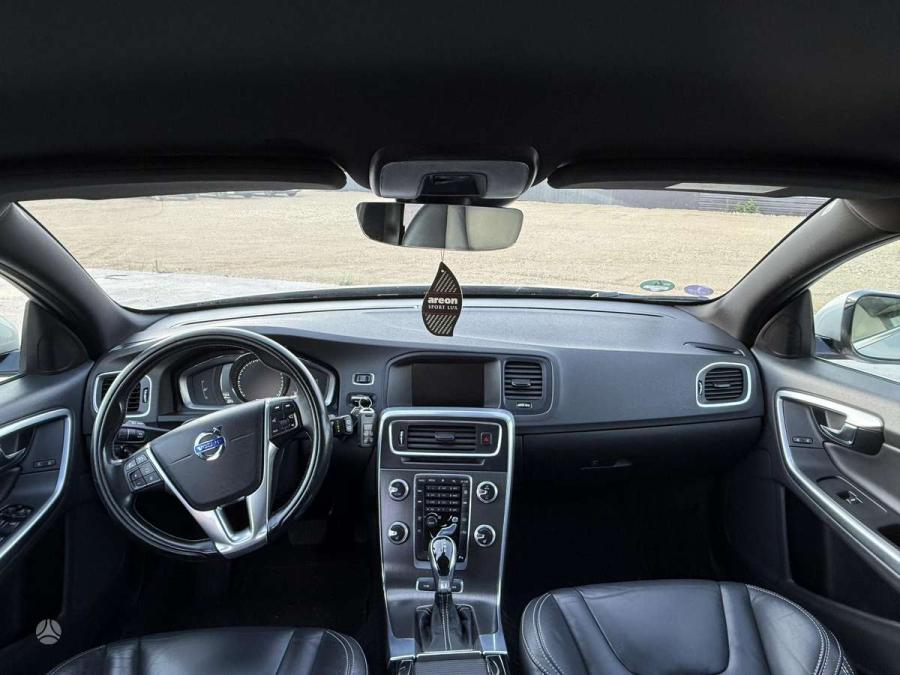 Pelēks Volvo V60 2014 Kauņa, ar dzinēja tilpumu 2.40 L un nobraukumu 335 tūkst. km par 6250 €, foto 14 vietnē AUTOMOTO.COM.LV