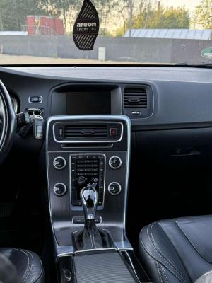 Pelēks Volvo V60 2014 Kauņa, ar dzinēja tilpumu 2.40 L un nobraukumu 335 tūkst. km par 6250 €, foto 18 vietnē AUTOMOTO.COM.LV