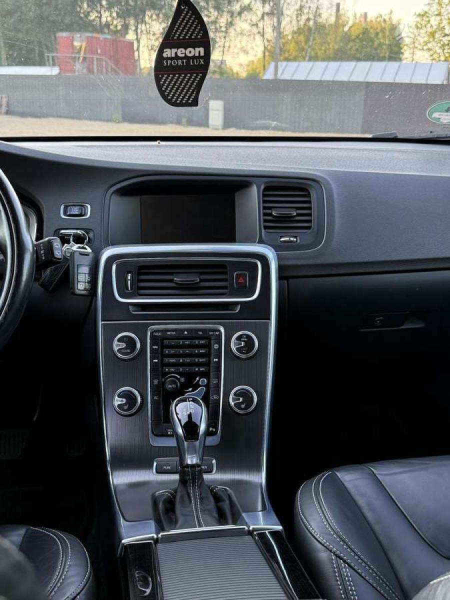 Pelēks Volvo V60 2014 Kauņa, ar dzinēja tilpumu 2.40 L un nobraukumu 335 tūkst. km par 6250 €, foto 18 vietnē AUTOMOTO.COM.LV