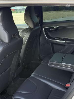 Pelēks Volvo V60 2014 Kauņa, ar dzinēja tilpumu 2.40 L un nobraukumu 335 tūkst. km par 6250 €, foto 25 vietnē AUTOMOTO.COM.LV