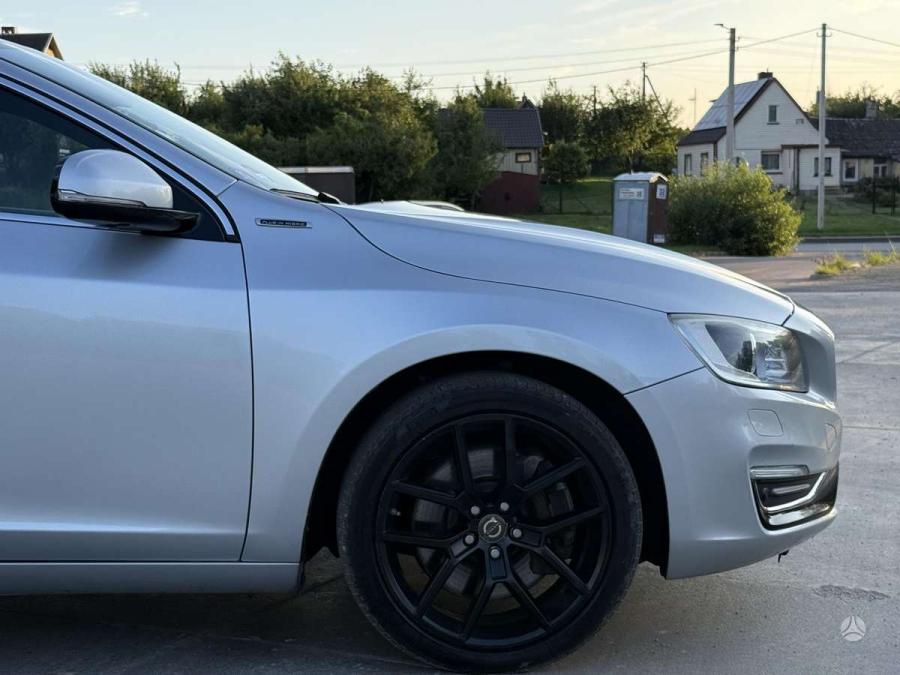 Pelēks Volvo V60 2014 Kauņa, ar dzinēja tilpumu 2.40 L un nobraukumu 335 tūkst. km par 6250 €, foto 28 vietnē AUTOMOTO.COM.LV