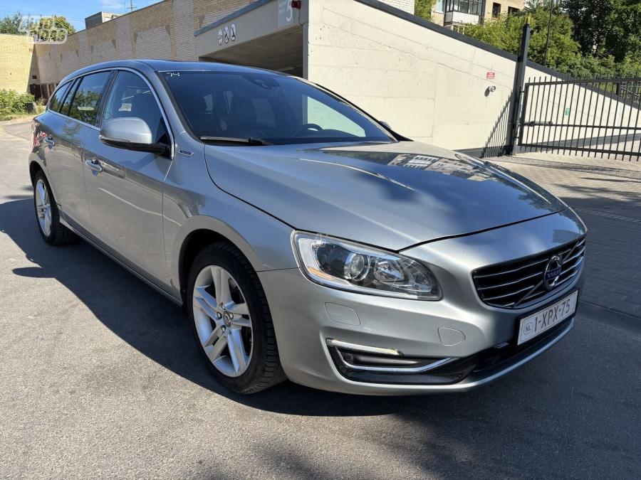 Grey Volvo V60 2014 in Vilnius, with an engine capacity of 2.40 L and mileage of 300 thousand km for 7500 €, photo 3 on AUTOMOTO.COM.LV