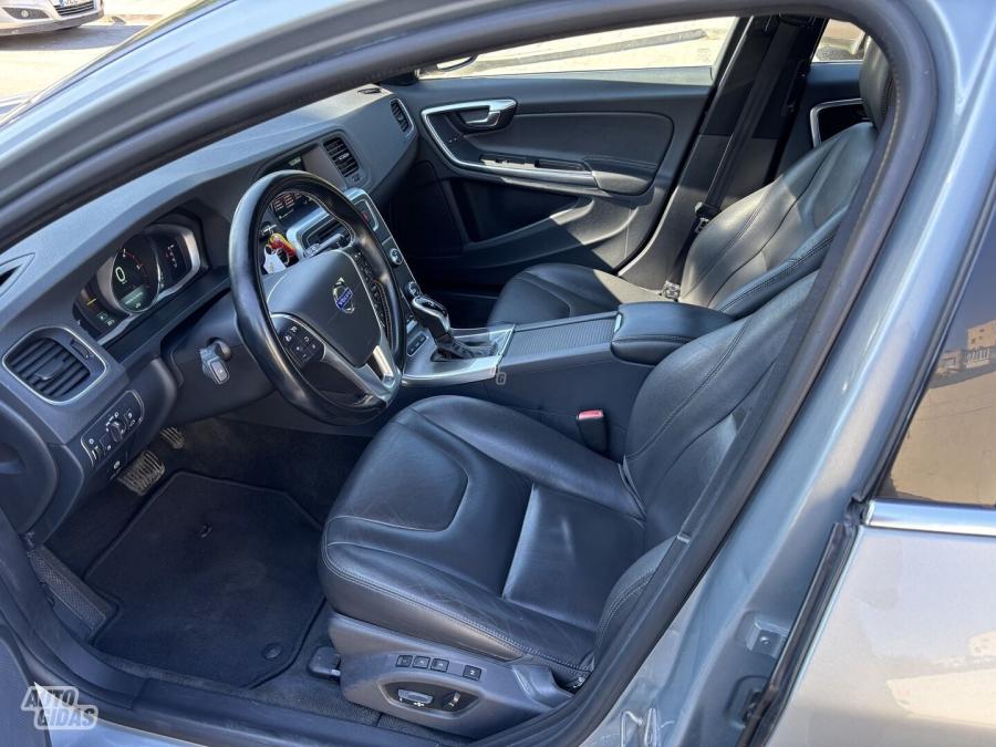 Grey Volvo V60 2014 in Vilnius, with an engine capacity of 2.40 L and mileage of 300 thousand km for 7500 €, photo 8 on AUTOMOTO.COM.LV