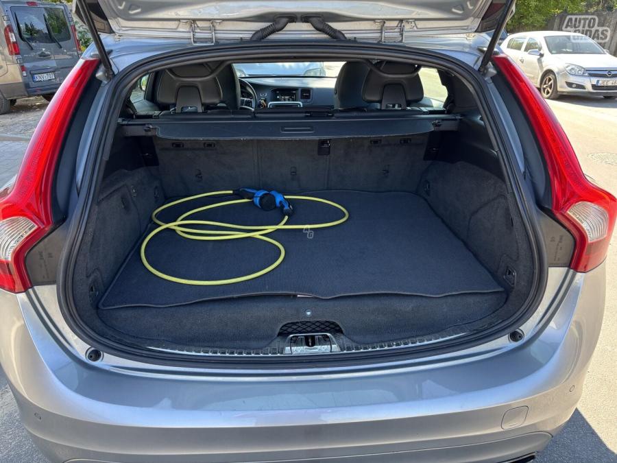 Grey Volvo V60 2014 in Vilnius, with an engine capacity of 2.40 L and mileage of 300 thousand km for 7500 €, photo 13 on AUTOMOTO.COM.LV