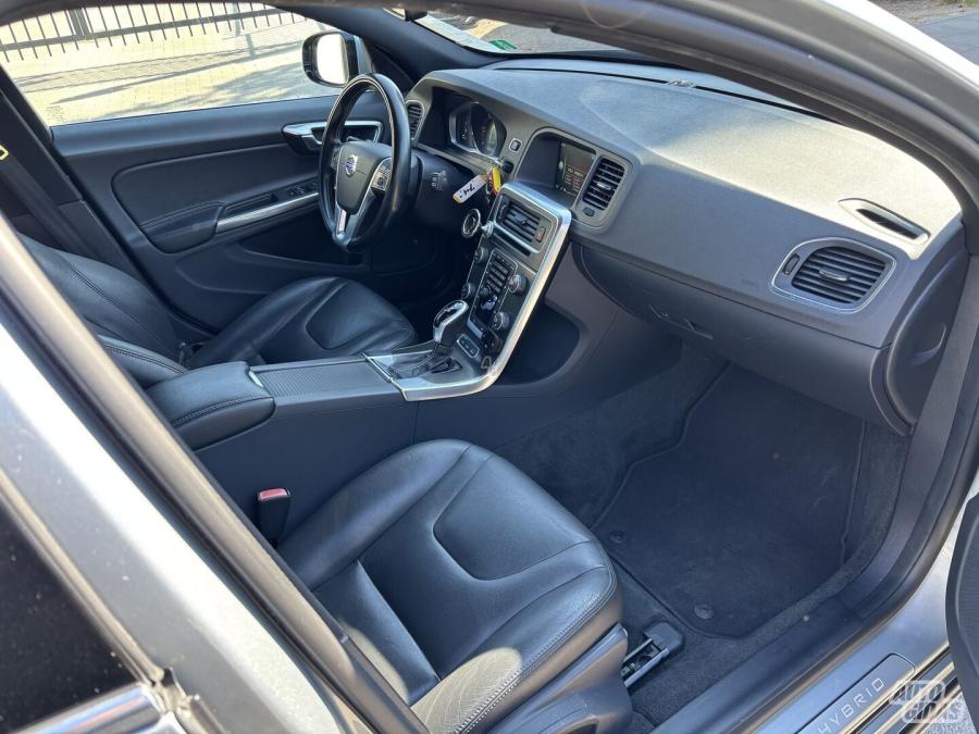 Grey Volvo V60 2014 in Vilnius, with an engine capacity of 2.40 L and mileage of 300 thousand km for 7500 €, photo 15 on AUTOMOTO.COM.LV