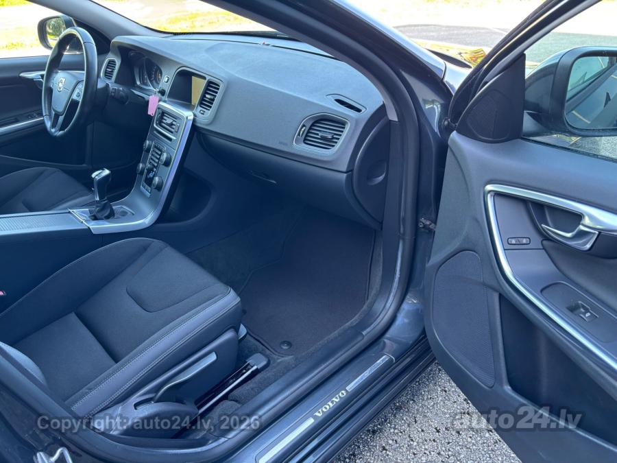 Pelēks Volvo V60 2014 Paide, ar dzinēja tilpumu 2.00 L un nobraukumu 190 tūkst. km par 7690 €, foto 9 vietnē AUTOMOTO.COM.LV
