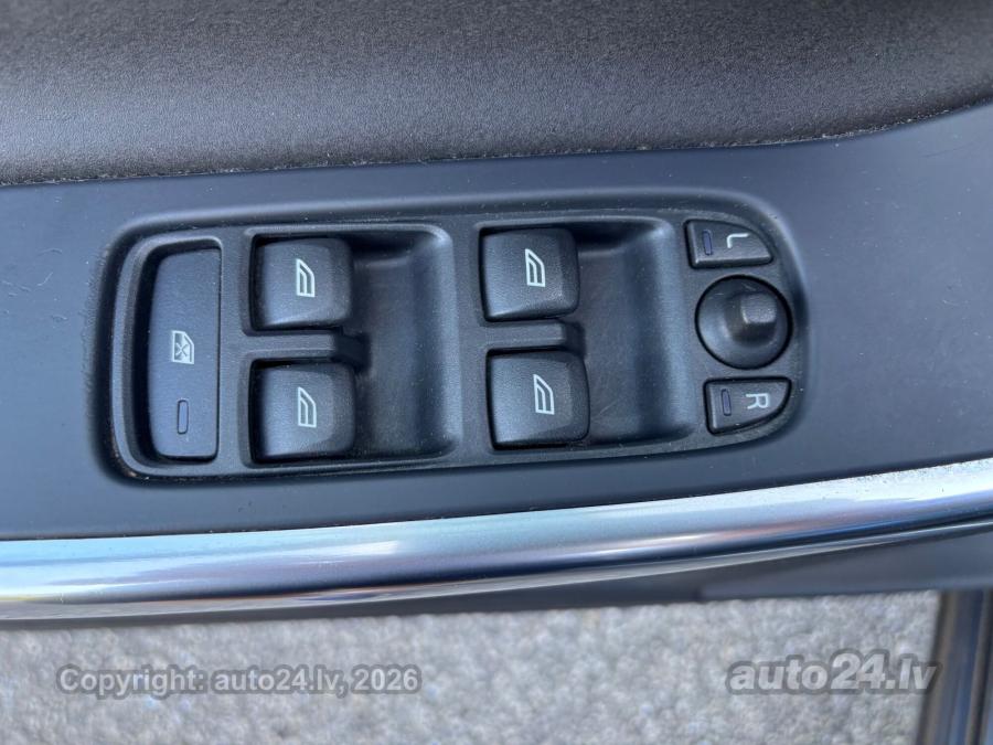 Pelēks Volvo V60 2014 Paide, ar dzinēja tilpumu 2.00 L un nobraukumu 190 tūkst. km par 7690 €, foto 18 vietnē AUTOMOTO.COM.LV