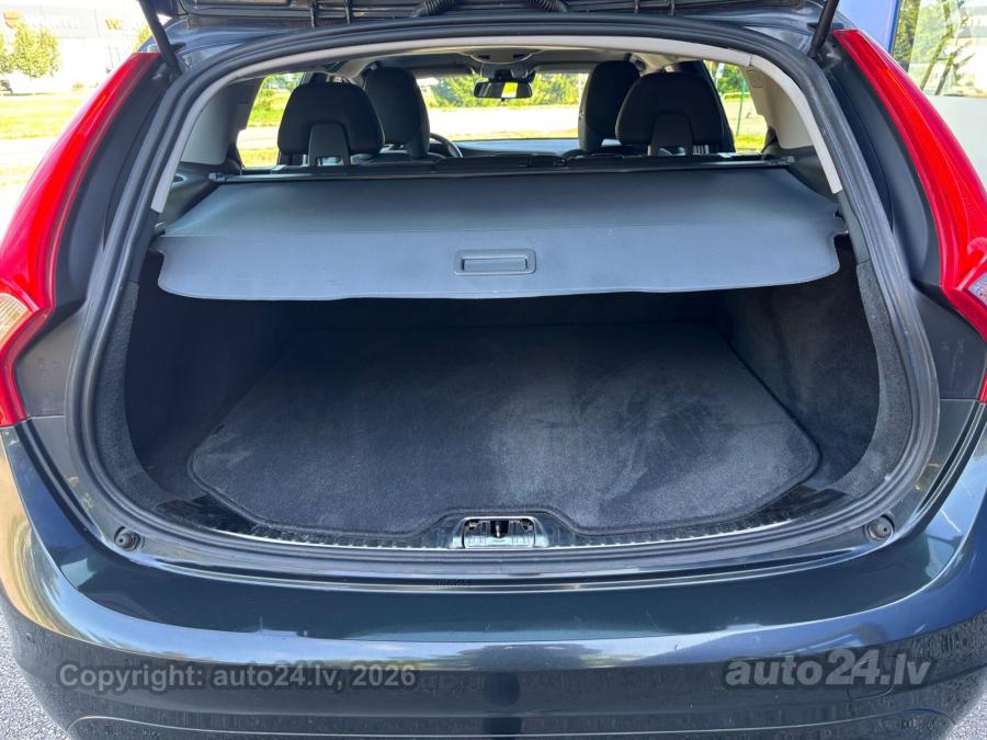Pelēks Volvo V60 2014 Paide, ar dzinēja tilpumu 2.00 L un nobraukumu 190 tūkst. km par 7690 €, foto 20 vietnē AUTOMOTO.COM.LV