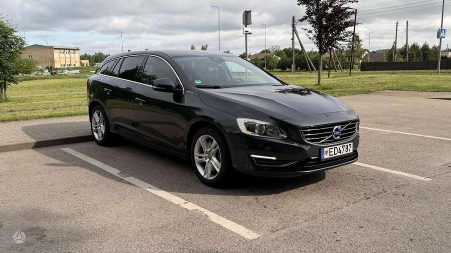 Grey Volvo V60 2014 in Sirvintos, with an engine capacity of 2.40 L and mileage of 258 thousand km for 7700 €, photo 1 on AUTOMOTO.COM.LV