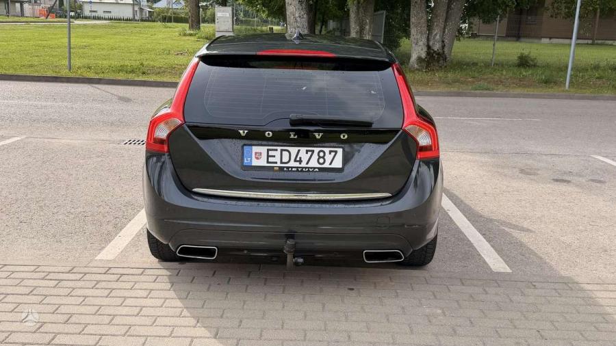 Grey Volvo V60 2014 in Sirvintos, with an engine capacity of 2.40 L and mileage of 258 thousand km for 7700 €, photo 6 on AUTOMOTO.COM.LV