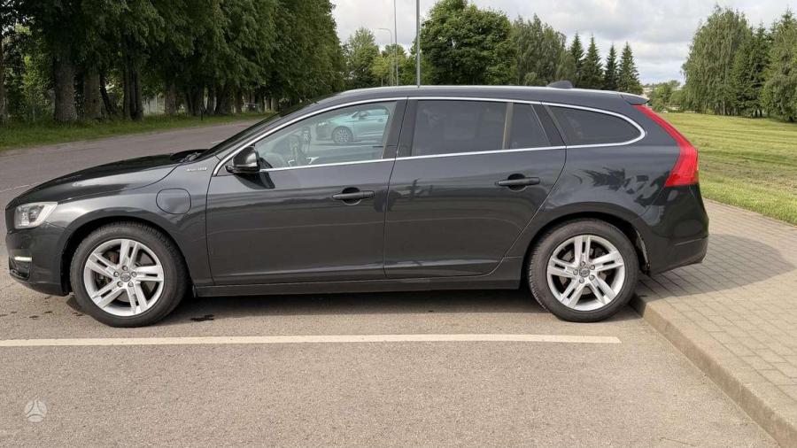 Grey Volvo V60 2014 in Sirvintos, with an engine capacity of 2.40 L and mileage of 258 thousand km for 7700 €, photo 8 on AUTOMOTO.COM.LV