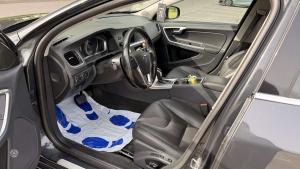 Grey Volvo V60 2014 in Sirvintos, with an engine capacity of 2.40 L and mileage of 258 thousand km for 7700 €, photo 10 on AUTOMOTO.COM.LV