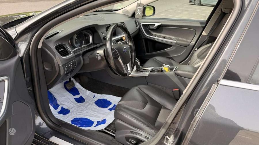 Grey Volvo V60 2014 in Sirvintos, with an engine capacity of 2.40 L and mileage of 258 thousand km for 7700 €, photo 10 on AUTOMOTO.COM.LV