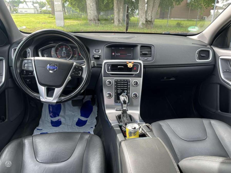 Grey Volvo V60 2014 in Sirvintos, with an engine capacity of 2.40 L and mileage of 258 thousand km for 7700 €, photo 11 on AUTOMOTO.COM.LV
