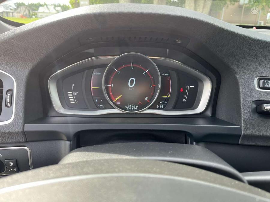 Grey Volvo V60 2014 in Sirvintos, with an engine capacity of 2.40 L and mileage of 258 thousand km for 7700 €, photo 13 on AUTOMOTO.COM.LV