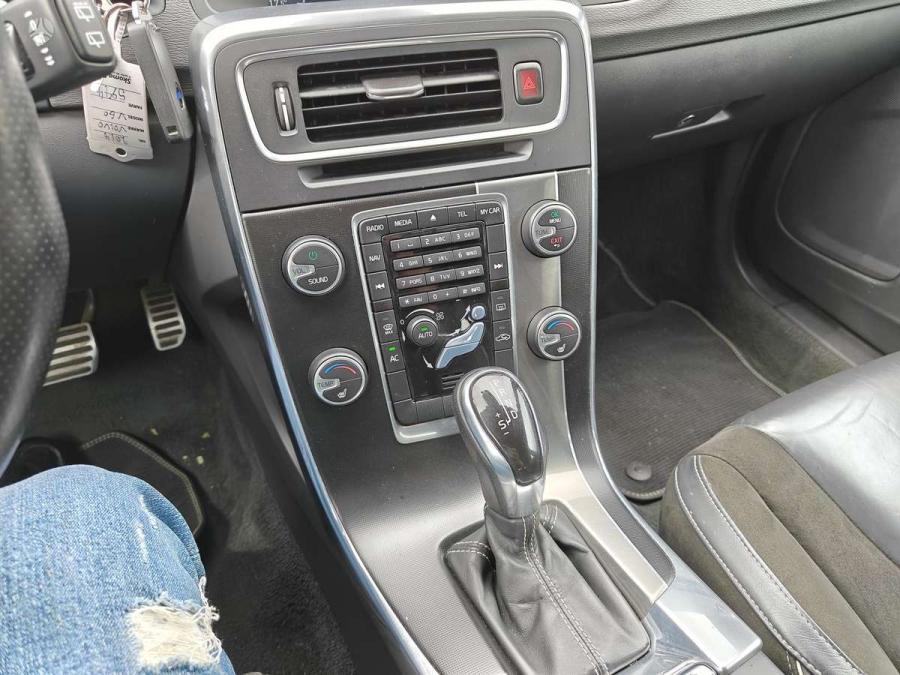 Grey Volvo V60 2014 in Vilnius, with an engine capacity of 1.98 L and mileage of 350 thousand km for 6300 €, photo 17 on AUTOMOTO.COM.LV
