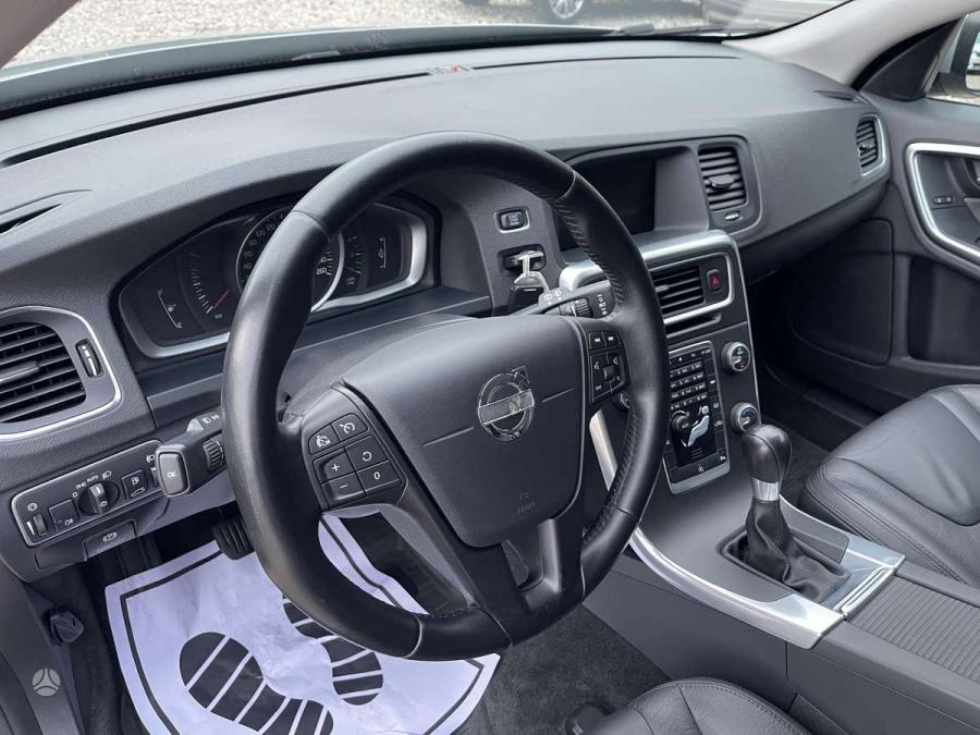 Grey Volvo V60 2014 in Kaunas, with an engine capacity of 1.56 L and mileage of 208 thousand km for 6200 €, photo 9 on AUTOMOTO.COM.LV