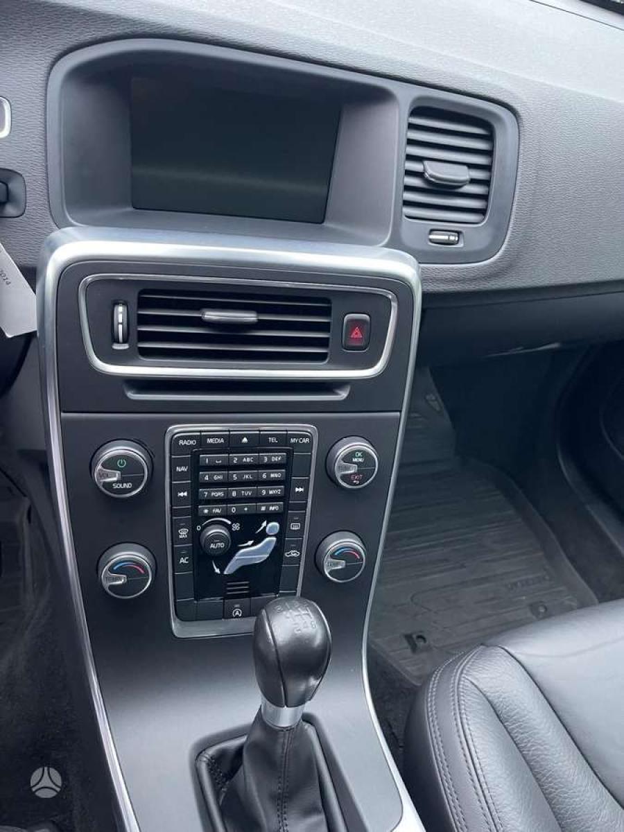 Grey Volvo V60 2014 in Kaunas, with an engine capacity of 1.56 L and mileage of 208 thousand km for 6200 €, photo 12 on AUTOMOTO.COM.LV