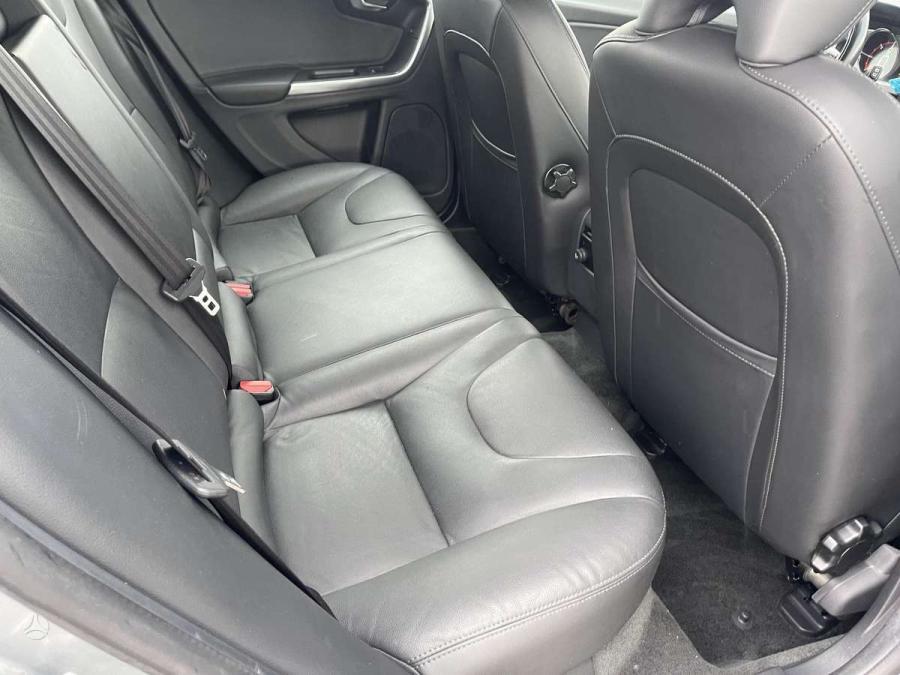 Grey Volvo V60 2014 in Kaunas, with an engine capacity of 2.40 L and mileage of 280 thousand km for 5950 €, photo 19 on AUTOMOTO.COM.LV