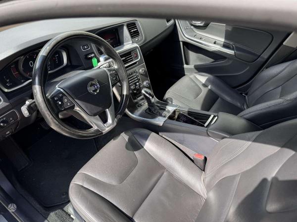 Pelēks Volvo V60 2014 Alīta, ar dzinēja tilpumu 2.40 L un nobraukumu 290 tūkst. km par 4950 €, foto 7 vietnē AUTOMOTO.COM.LV