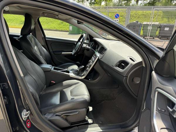 Pelēks Volvo V60 2014 Alīta, ar dzinēja tilpumu 2.40 L un nobraukumu 290 tūkst. km par 4950 €, foto 9 vietnē AUTOMOTO.COM.LV
