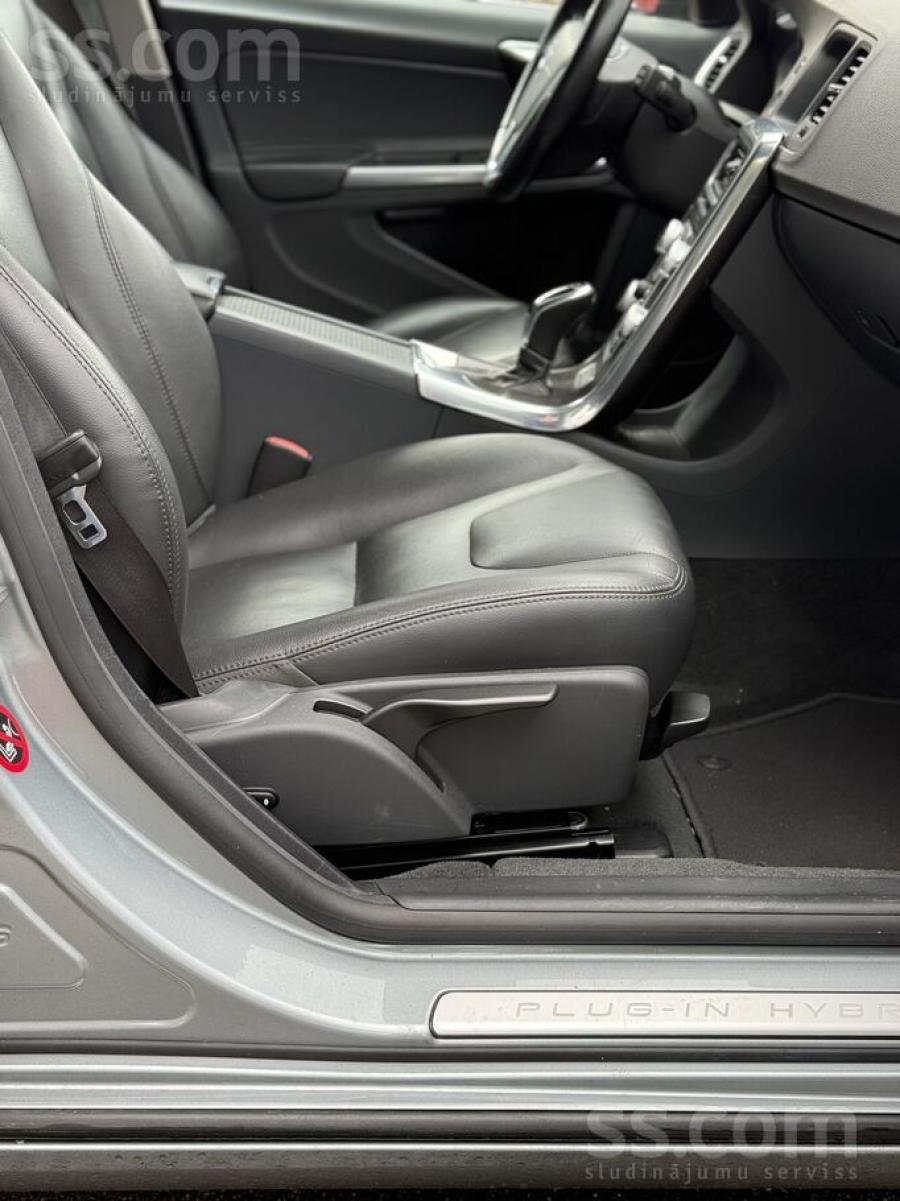 Grey Volvo V60 2014 in Riga, with an engine capacity of 2.40 L and mileage of 0 thousand km for 9800 €, photo 6 on AUTOMOTO.COM.LV