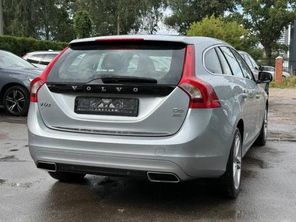 Pelēks Volvo V60 2014 Rīga, ar dzinēja tilpumu 2.40 L un nobraukumu 176 tūkst. km par 9800 €, foto 2 vietnē AUTOMOTO.COM.LV