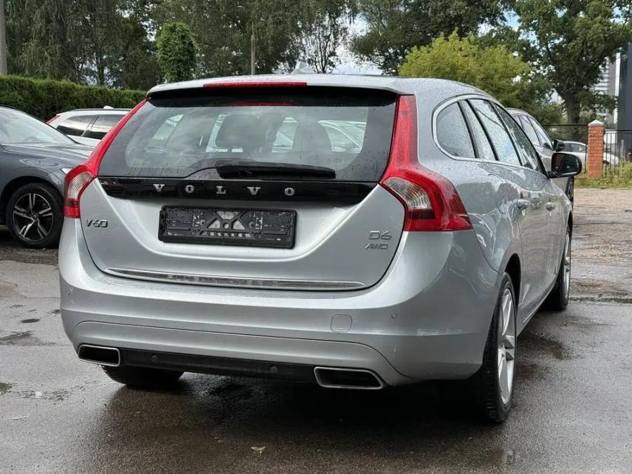Pelēks Volvo V60 2014 Rīga, ar dzinēja tilpumu 2.40 L un nobraukumu 176 tūkst. km par 9800 €, foto 3 vietnē AUTOMOTO.COM.LV