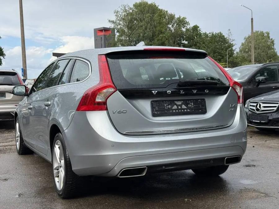 Pelēks Volvo V60 2014 Rīga, ar dzinēja tilpumu 2.40 L un nobraukumu 176 tūkst. km par 9800 €, foto 4 vietnē AUTOMOTO.COM.LV