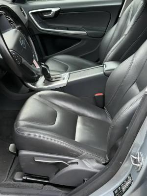 Pelēks Volvo V60 2014 Rīga, ar dzinēja tilpumu 2.40 L un nobraukumu 176 tūkst. km par 9800 €, foto 5 vietnē AUTOMOTO.COM.LV