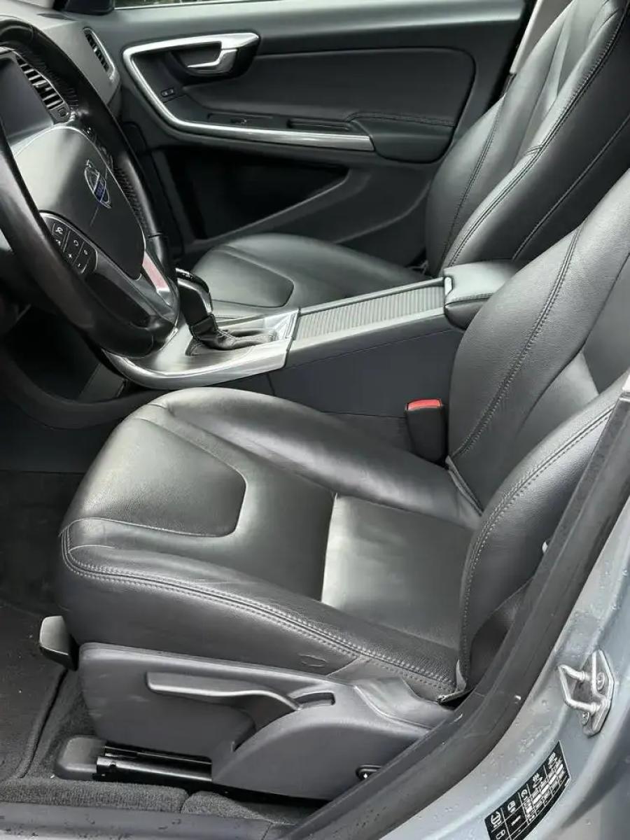 Pelēks Volvo V60 2014 Rīga, ar dzinēja tilpumu 2.40 L un nobraukumu 176 tūkst. km par 9800 €, foto 5 vietnē AUTOMOTO.COM.LV