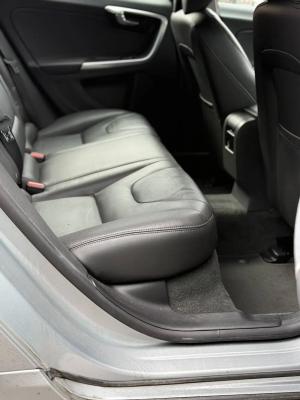 Pelēks Volvo V60 2014 Rīga, ar dzinēja tilpumu 2.40 L un nobraukumu 176 tūkst. km par 9800 €, foto 7 vietnē AUTOMOTO.COM.LV