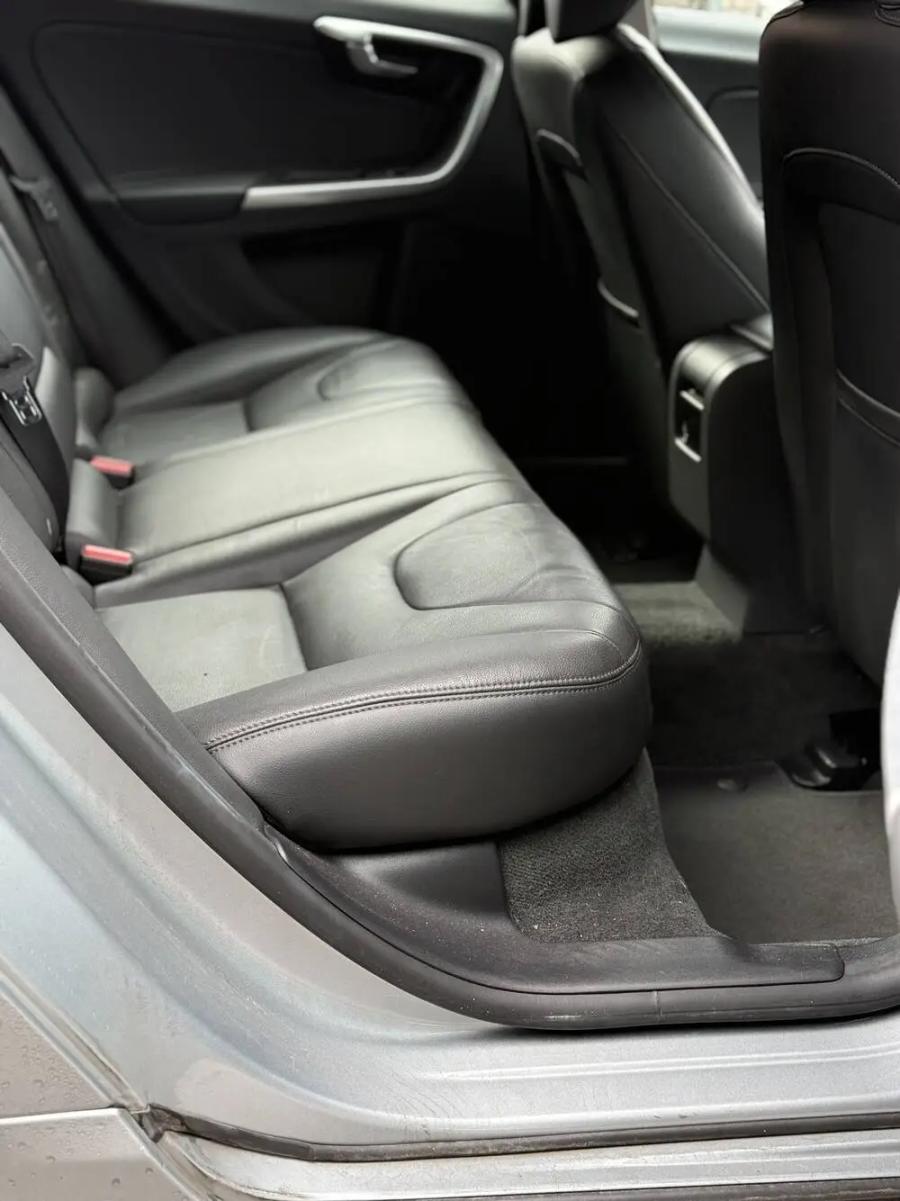Pelēks Volvo V60 2014 Rīga, ar dzinēja tilpumu 2.40 L un nobraukumu 176 tūkst. km par 9800 €, foto 7 vietnē AUTOMOTO.COM.LV