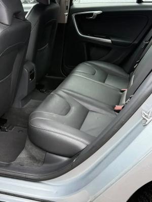 Pelēks Volvo V60 2014 Rīga, ar dzinēja tilpumu 2.40 L un nobraukumu 176 tūkst. km par 9800 €, foto 8 vietnē AUTOMOTO.COM.LV