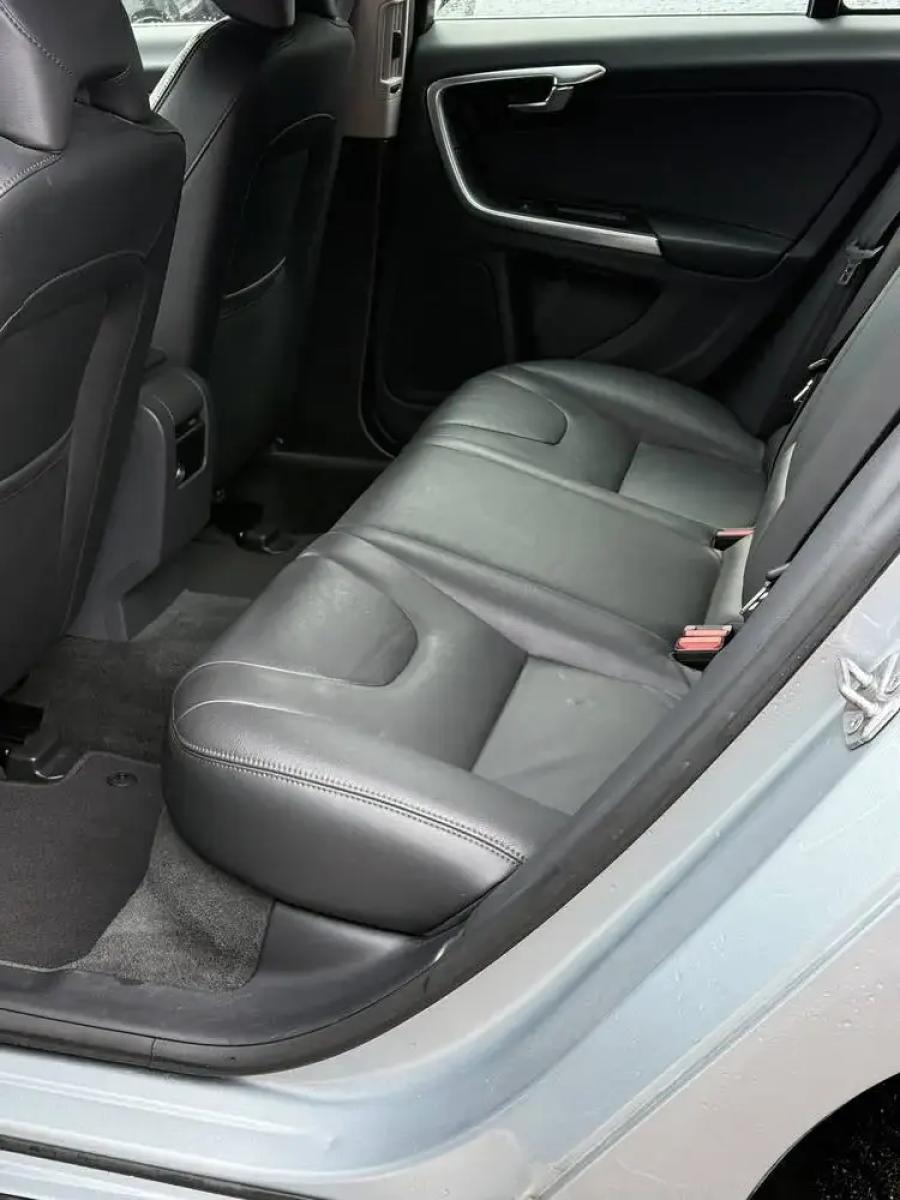 Pelēks Volvo V60 2014 Rīga, ar dzinēja tilpumu 2.40 L un nobraukumu 176 tūkst. km par 9800 €, foto 8 vietnē AUTOMOTO.COM.LV