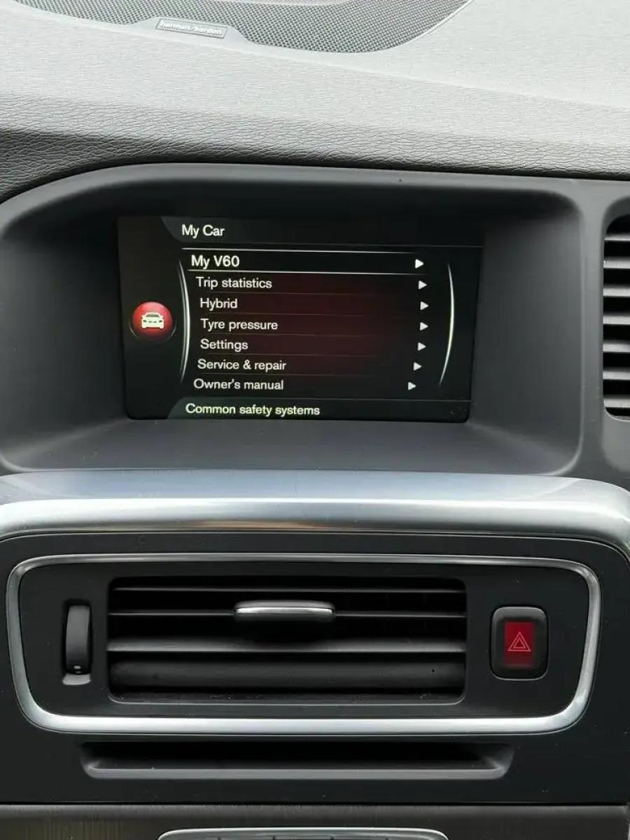Pelēks Volvo V60 2014 Rīga, ar dzinēja tilpumu 2.40 L un nobraukumu 176 tūkst. km par 9800 €, foto 9 vietnē AUTOMOTO.COM.LV
