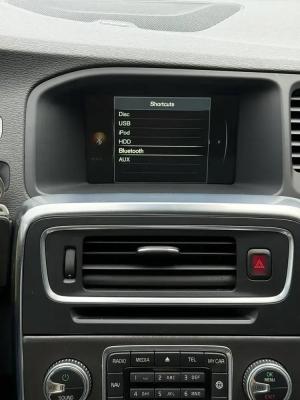 Pelēks Volvo V60 2014 Rīga, ar dzinēja tilpumu 2.40 L un nobraukumu 176 tūkst. km par 9800 €, foto 13 vietnē AUTOMOTO.COM.LV