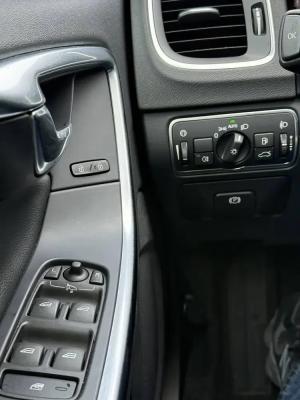 Pelēks Volvo V60 2014 Rīga, ar dzinēja tilpumu 2.40 L un nobraukumu 176 tūkst. km par 9800 €, foto 20 vietnē AUTOMOTO.COM.LV