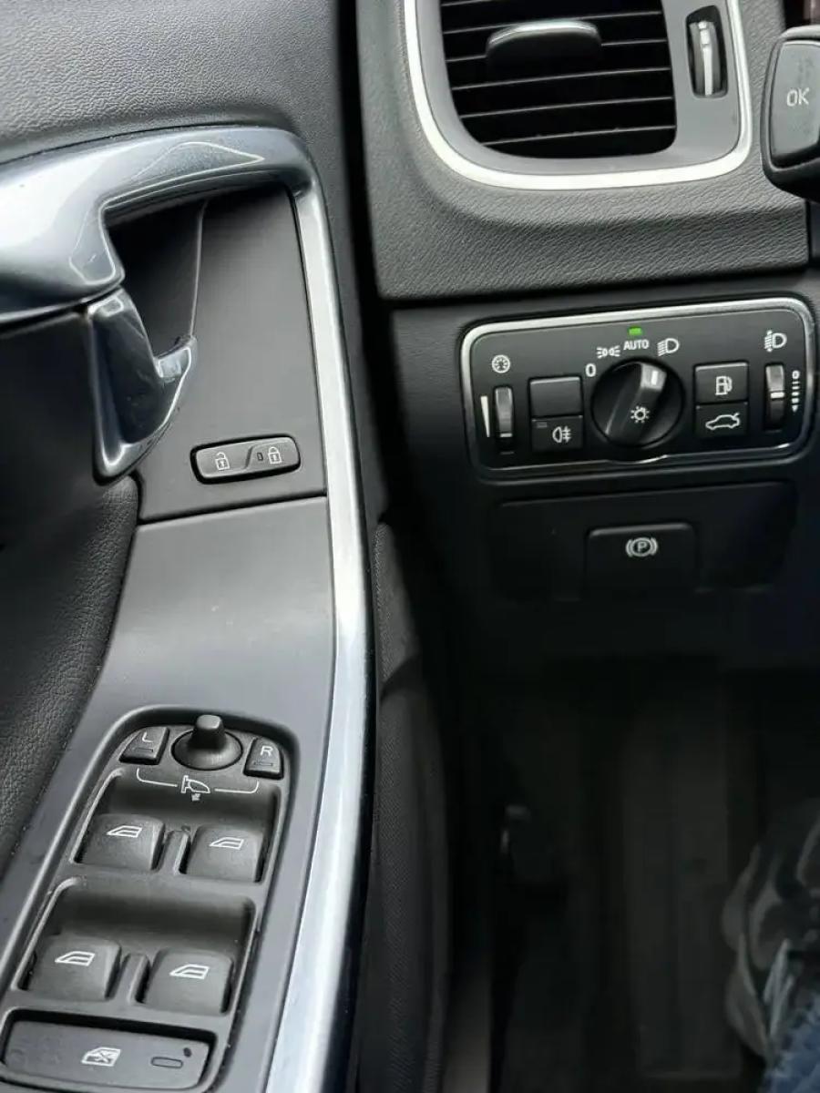 Pelēks Volvo V60 2014 Rīga, ar dzinēja tilpumu 2.40 L un nobraukumu 176 tūkst. km par 9800 €, foto 20 vietnē AUTOMOTO.COM.LV