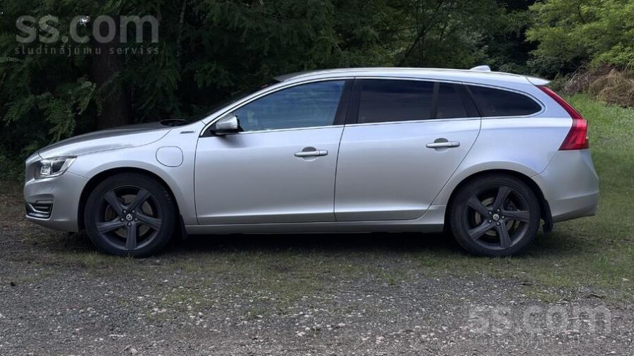 Grey Volvo V60 2014 in Riga, with an engine capacity of 2.40 L and mileage of 164 thousand km for 13500 €, photo 8 on AUTOMOTO.COM.LV