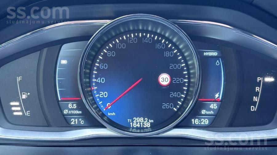 Grey Volvo V60 2014 in Riga, with an engine capacity of 2.40 L and mileage of 164 thousand km for 13500 €, photo 12 on AUTOMOTO.COM.LV
