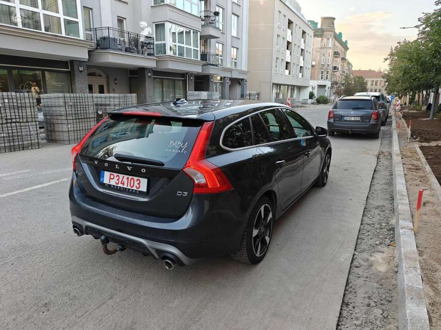 Pelēks Volvo V60 2014 Viļņa, ar dzinēja tilpumu 1.98 L un nobraukumu 345 tūkst. km par 6300 €, foto 3 vietnē AUTOMOTO.COM.LV