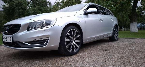 Grey Volvo V60 2014 in Vilnius, with an engine capacity of 2.40 L and mileage of 314 thousand km for 7350 €, photo 3 on AUTOMOTO.COM.LV