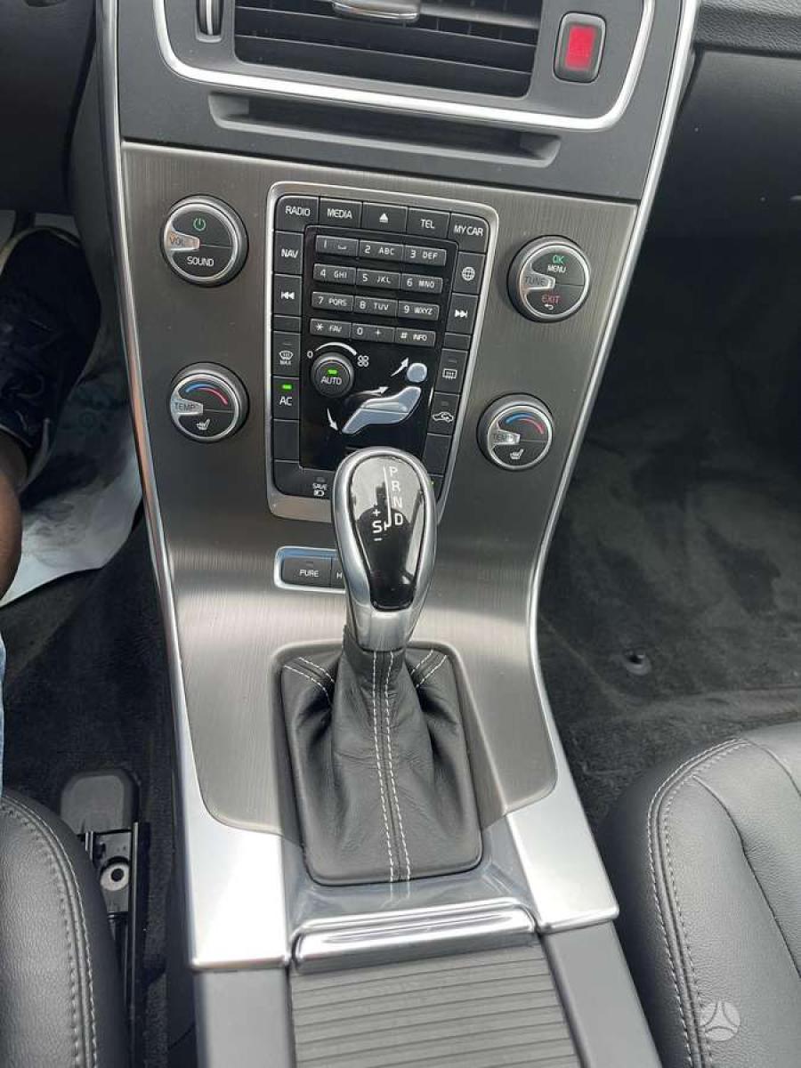 Pelēks Volvo V60 2014 Kauņa, ar dzinēja tilpumu 2.40 L un nobraukumu 280 tūkst. km par 5950 €, foto 16 vietnē AUTOMOTO.COM.LV