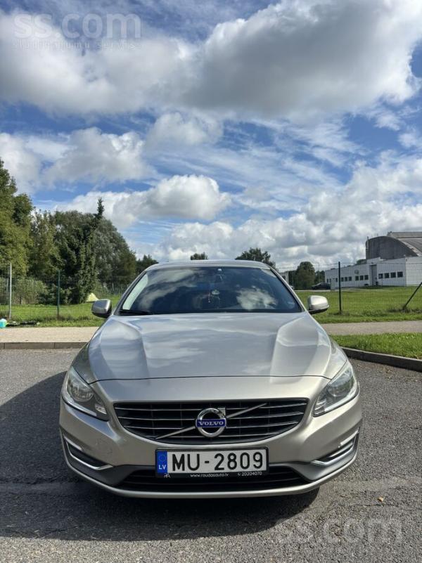 Grey Volvo V60 2014 in Riga, with an engine capacity of 2.00 L and mileage of 278 thousand km for 6900 €, photo 3 on AUTOMOTO.COM.LV