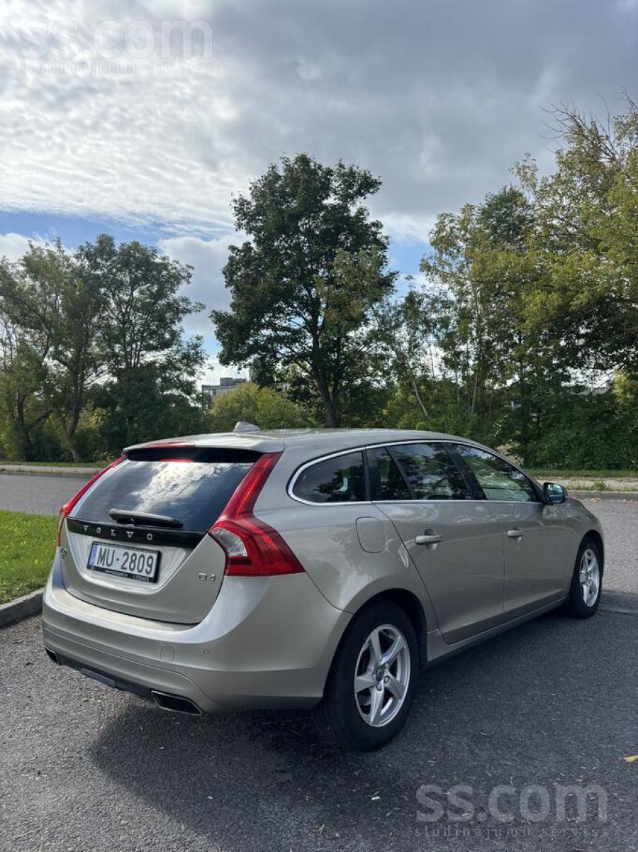 Grey Volvo V60 2014 in Riga, with an engine capacity of 2.00 L and mileage of 278 thousand km for 6900 €, photo 4 on AUTOMOTO.COM.LV