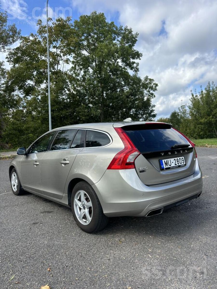 Grey Volvo V60 2014 in Riga, with an engine capacity of 2.00 L and mileage of 278 thousand km for 6900 €, photo 6 on AUTOMOTO.COM.LV