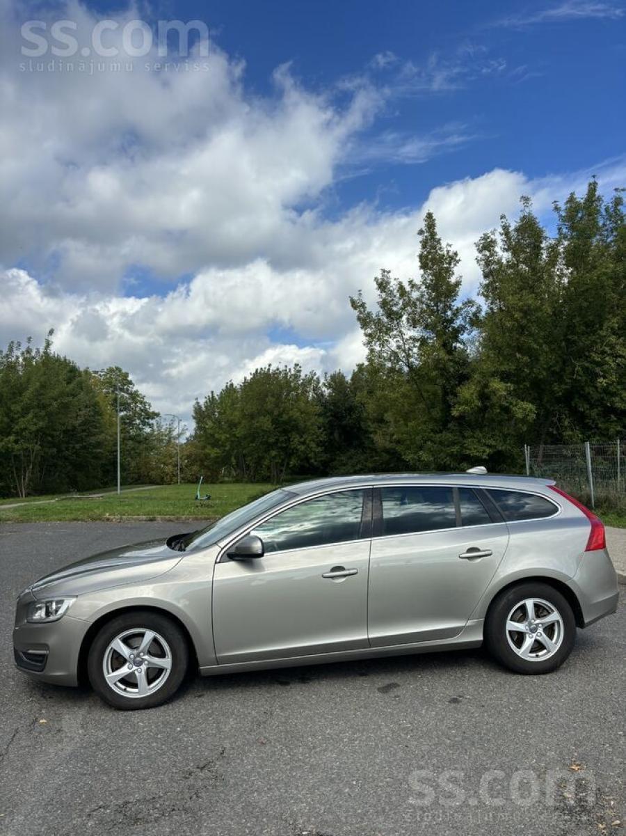 Grey Volvo V60 2014 in Riga, with an engine capacity of 2.00 L and mileage of 278 thousand km for 6900 €, photo 7 on AUTOMOTO.COM.LV